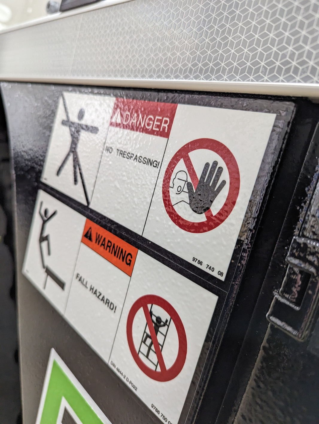 Der Unterschied: Gebotszeichen, Verbotszeichen und Hinweisaufkleber